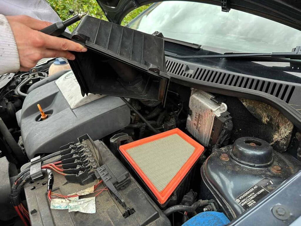 How to change the air filter on VW Polo 9N - VW Polo air filter ...